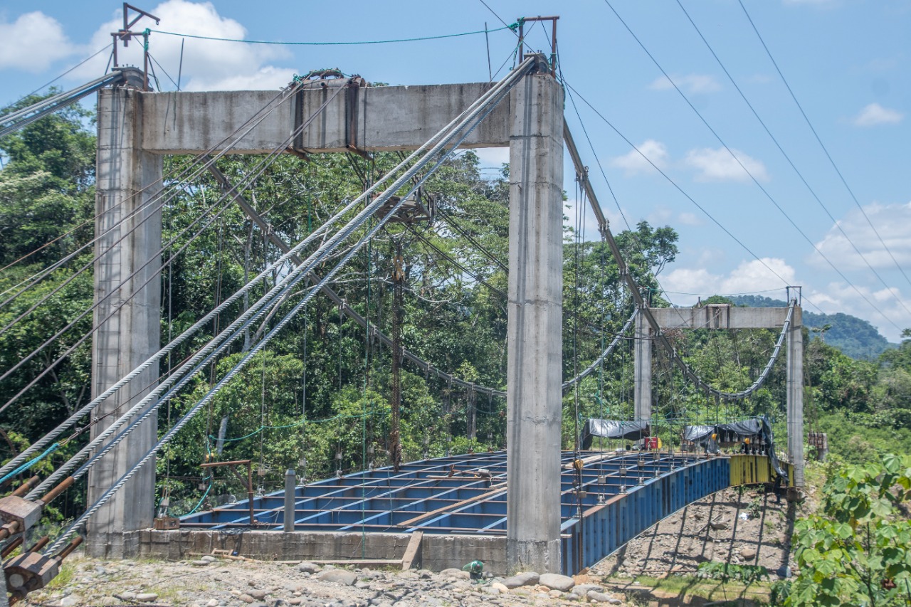 ¡Construcción del puente sobre el río Oglán registra un avance del 98. ...